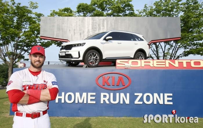 MLB.com "KBO서는 홈런치면 차 줘" KIA 터커 홈런 주목