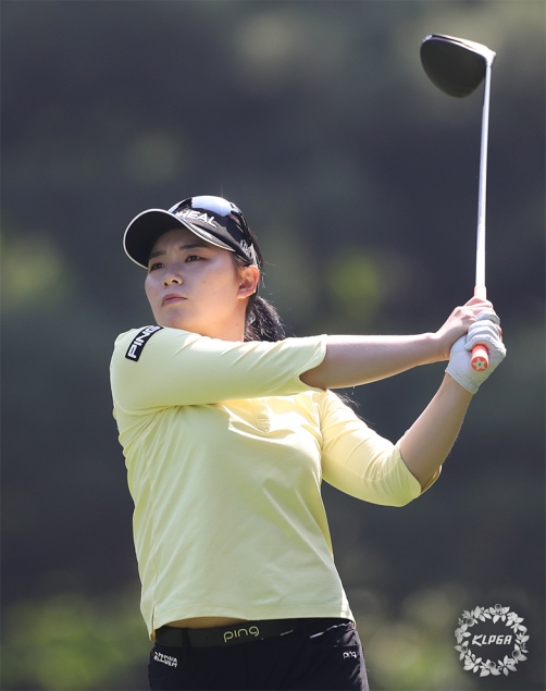 타구 방향을 바라보는 이다연 프로 [KLPGA E1채리티오픈]