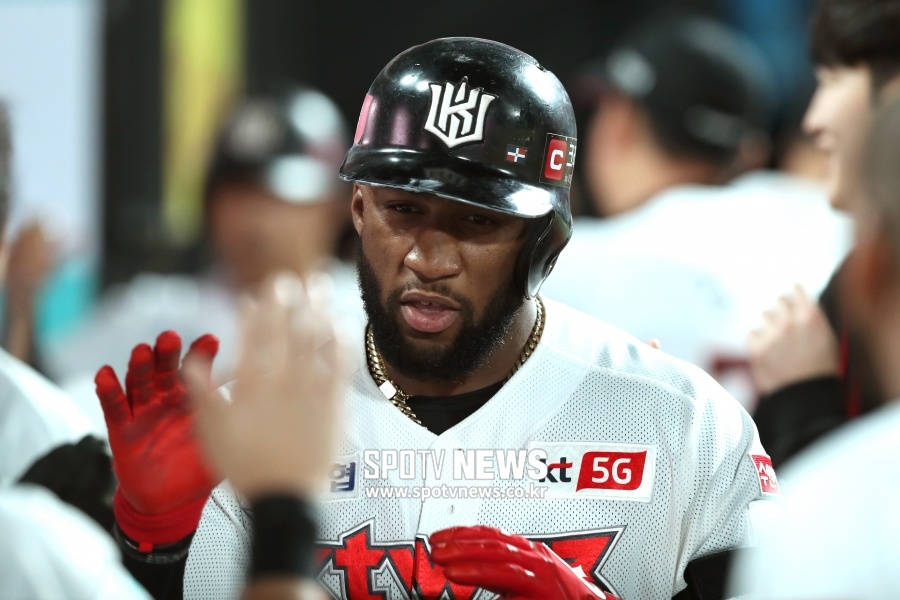 [수원 게임노트] '구창모 강판+로하스 100호포' kt, NC와 DH 2경기 19-6 대승