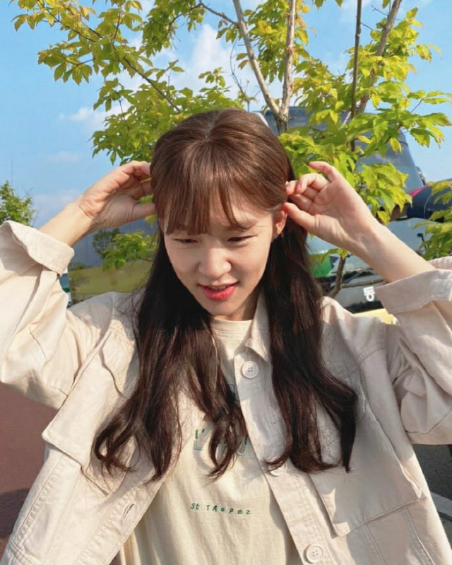 Yeri Han "Let's try to be young" ..long hair Wig ' Smile