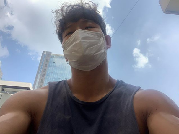 Kim Jong-kook reveals solid shoulder ...a thumping Arm muscle