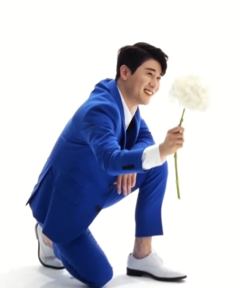 Young Tak shows off AD set of Lovely Smile 'handsome ankle'