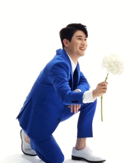 Young Tak shows off AD set of Lovely Smile 'handsome ankle'