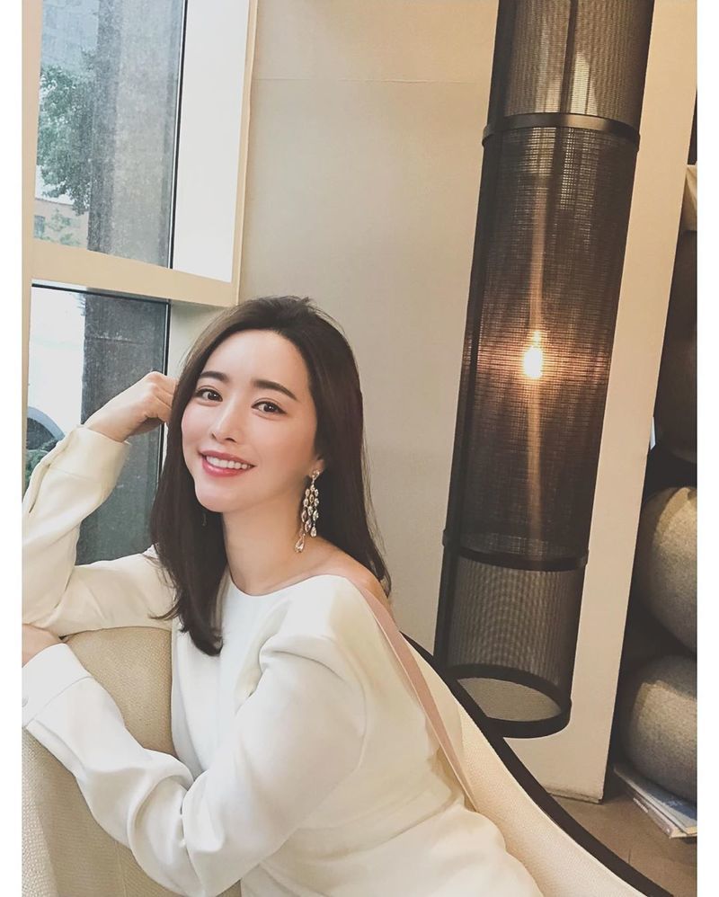 Hong Soo-Ah , in a simple style, is Image transform .. Announcer