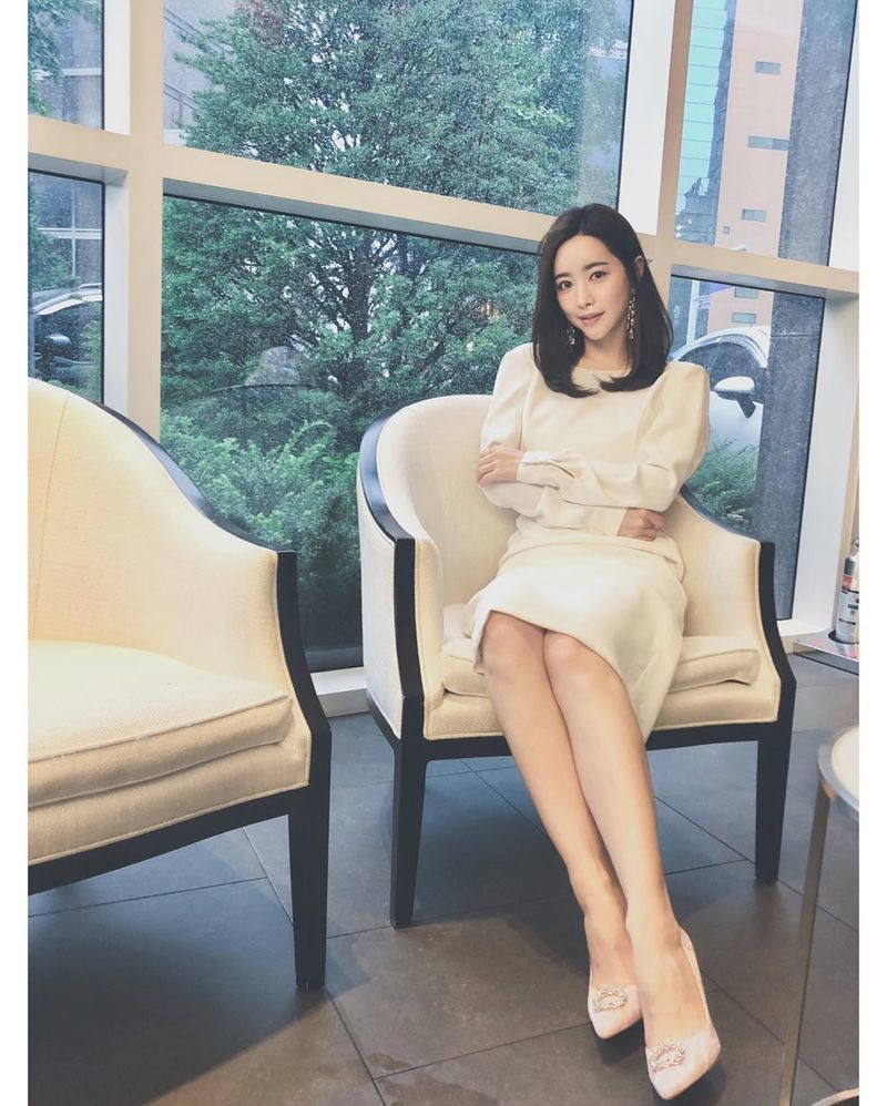 Hong Soo-Ah , in a simple style, is Image transform .. Announcer