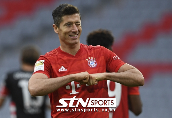 [S코어북] '레반 2G 2AS' 뮌헨, UCL 8강행..첼시 '기적' 없었다