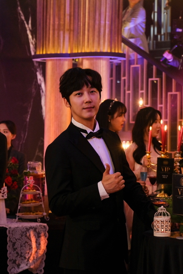 " Penthouse " side " Yoon Jong-hoon , face of the cloth, can be seen ...