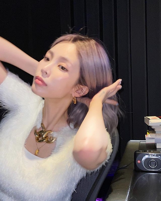Heize , push your tongue and click + gorgeous jewelery...