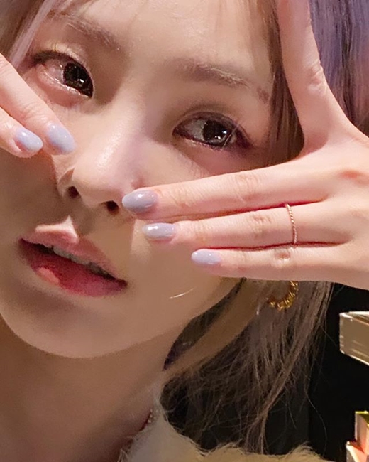 Heize , push your tongue and click + gorgeous jewelery...