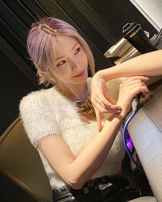 Heize , push your tongue and click + gorgeous jewelery...