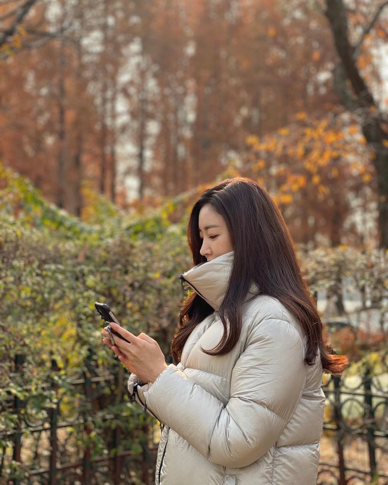 Kim Sa-rang , picturesque sidelines... Sight -catching innocent Goddess