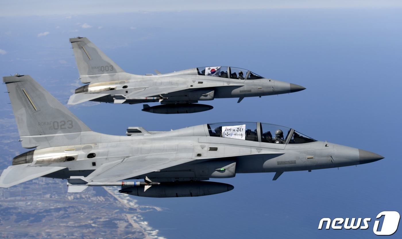 KAI 다목적 전투기 FA-50, 공중급유 가능해진다.."항속거리 개선"