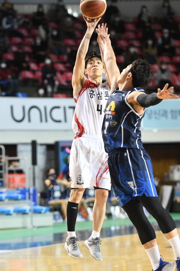 [BK 리뷰] '이재도 전방위 활약' KGC, 1위 KCC 격파.. 3위 탈환 '시동'