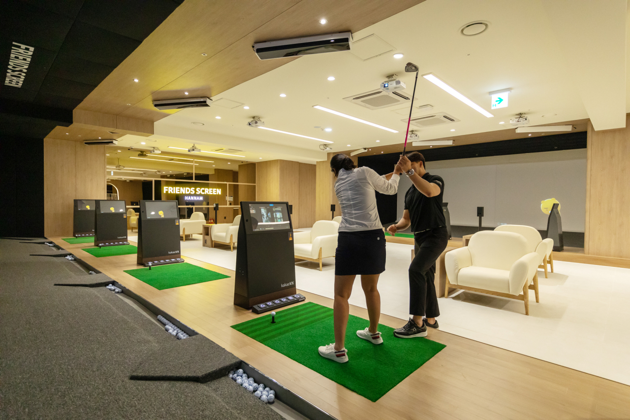 Why golf outside? Kakao ushers in AI-based swing experience