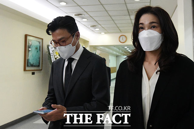 이서현 이사장 남편과 함께 고 신춘호 회장 조문 [tf사진관]