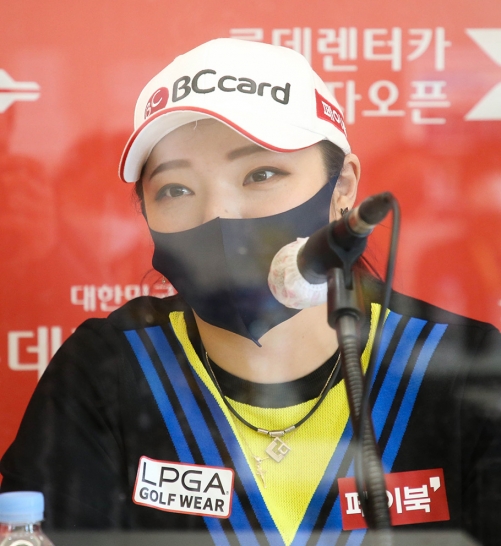 단독1위 장하나 "그린이 어려워서 집중하다 보니 좋은 성적" [KLPGA 롯데렌터카 여자오픈]
