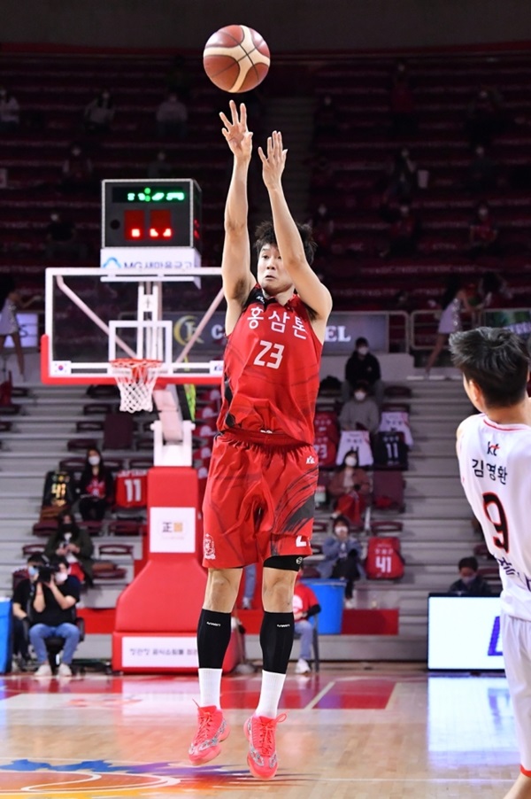 '전상현 21점' KGC, KT와 6강 PO 1차전서 기선제압