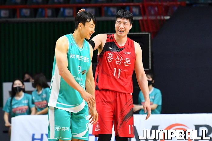 [JB포토] KGC 양희종, KT 김영환 '마지막은 웃으면서 마무리'