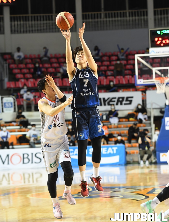 [KBL PO] '라건아 23P 19R' KCC, 전자랜드 추격 뿌리치고 시리즈 기선제압