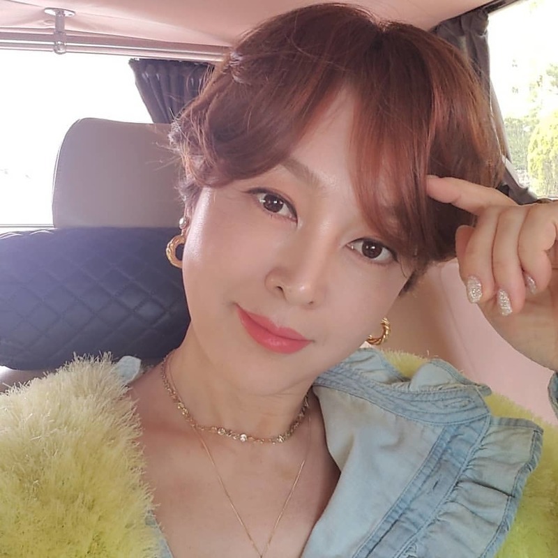 '9kg 감량' 이승연, 리즈시절 미모 되찾았네..턱선까지 완벽 [SNS★컷]