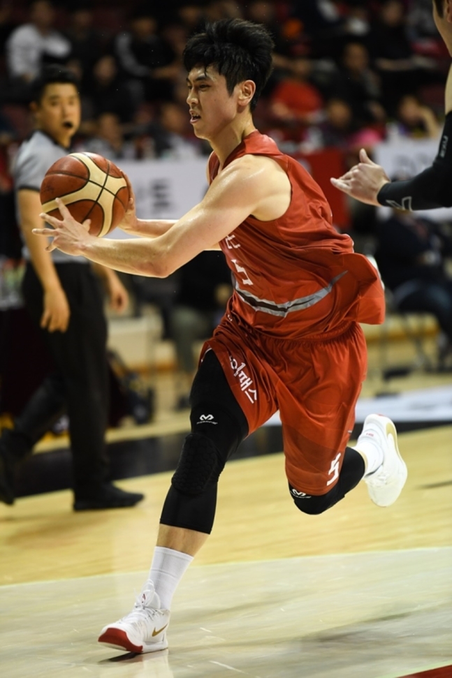 '변준형 23점 폭발' KGC, KCC에 역전승..PO 8승 무패