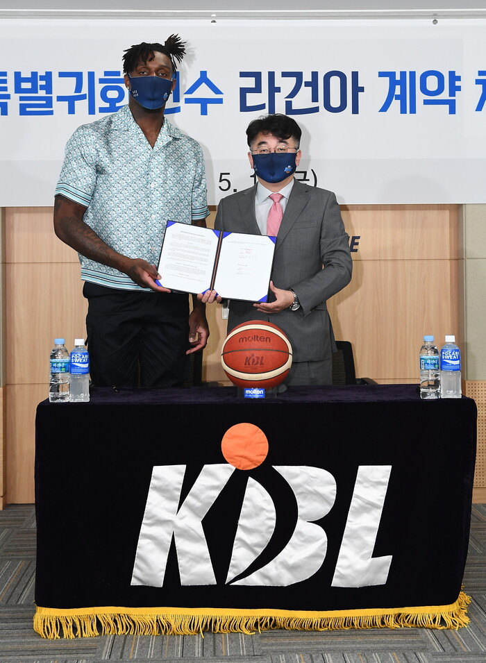 KCC와 3년 계약 체결한 라건아 "KBL에서 은퇴하고 싶다"