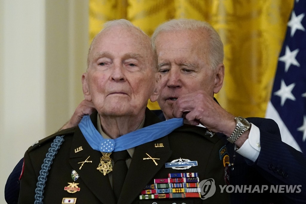 한국전 참전 미군 용사에 명예훈장 수여하는 바이든