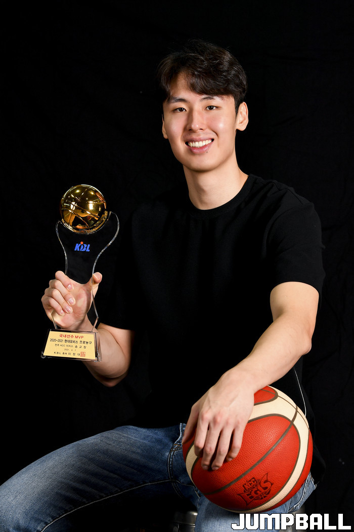 [JB포토] KCC 송교창 'MVP 트로피와 함께 스마일'