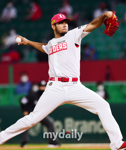 [MD포토] SSG 선발 폰트 '155km 강속구로 승부한다'