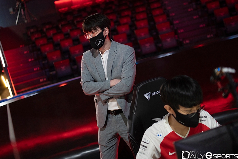 [포토] T1 양대인 감독 '선수들 컨디션 체크 중'