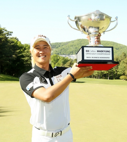 캐디 맡은 아내와 함께 상금1위 달리는 허인회 [KPGA SK텔레콤오픈]