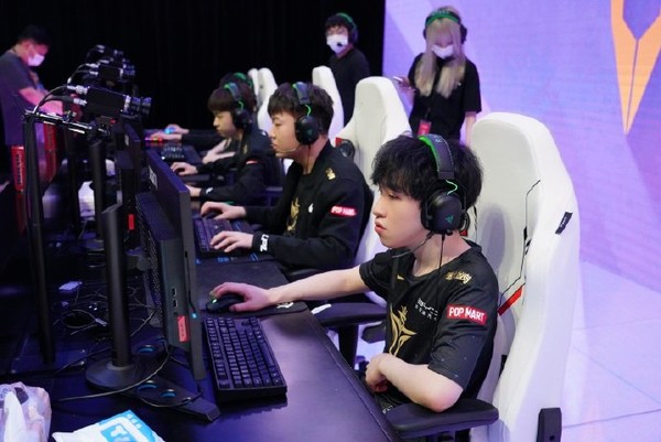 [LPL] '역사와 전통의 수호자들' V5, RW에 0-2 패배