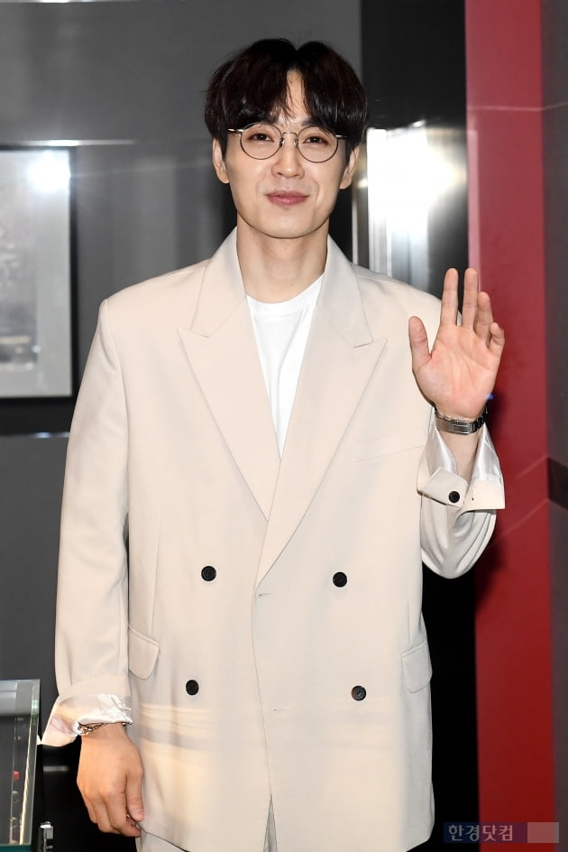 [포토] 이석훈 수줍은 손인사