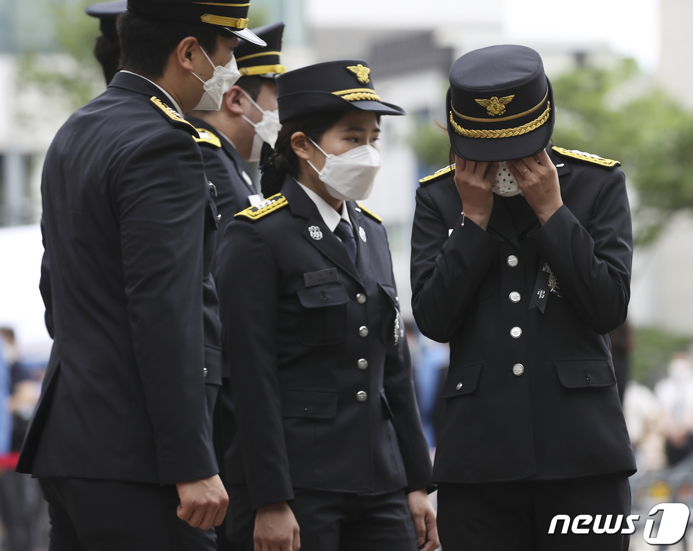 엄수된 고 노명래 소방교 영결식..눈물 흘리는 동료들