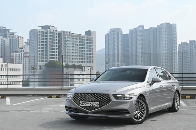 [시승기] 브랜드의 가치를 입증하는 플래그십 세단, 제네시스 G90 3.3T AWD