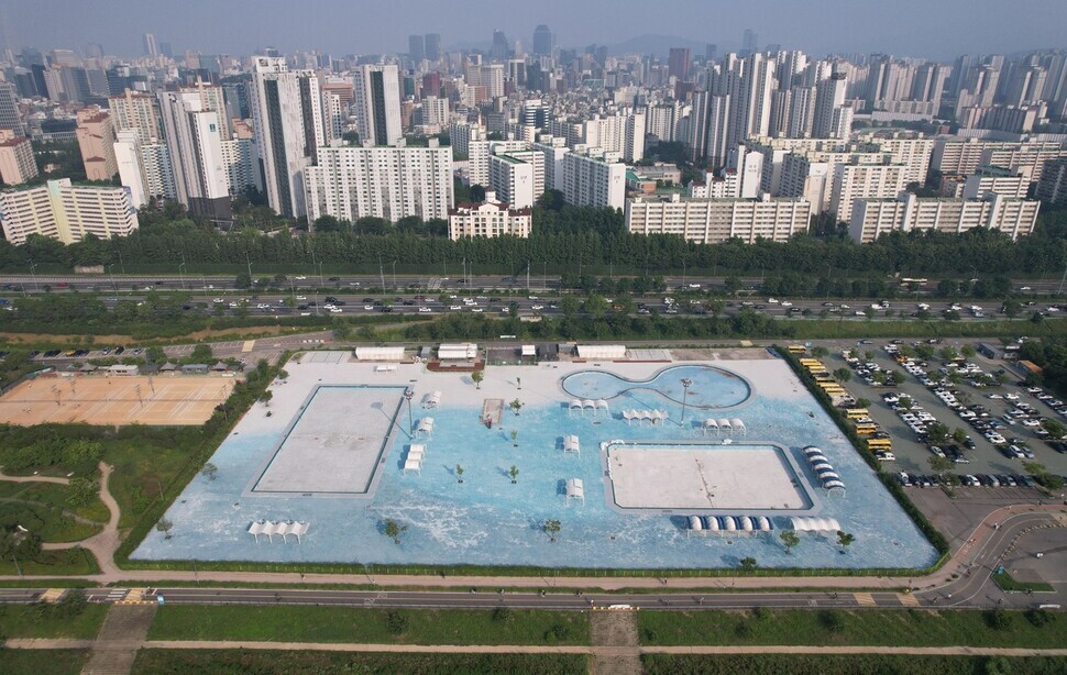 [Photo] Han River swimming pools remain empty amid COVID-19 pandemic