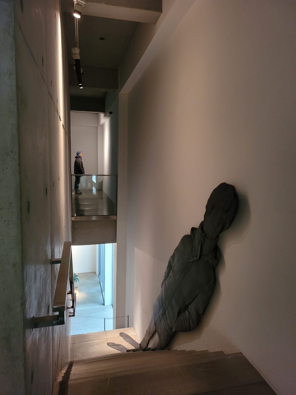 [Herald Interview] Sculptor Yi Hwan-kwon casts light on vanity of ...