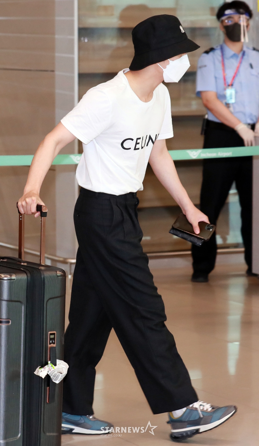임시완 '캐리어도 직접 끌어요'[★포토]