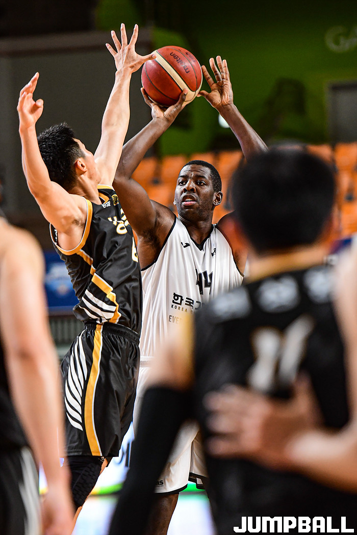 [JB포토] 2021 MG새마을금고 KBL컵대회, 한국가스공사 앤드류 니콜슨 '이번에는 내가 3점슛'