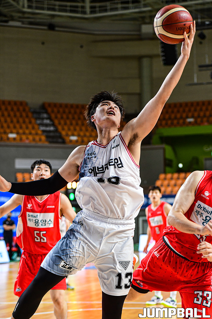 [JB포토] 2021 MG새마을금고 KBL컵대회, KGC인삼공사 한승희 '공격 리바운드는 내가 잡는다'
