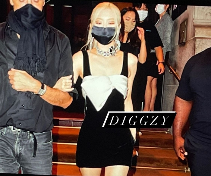 '블랙핑크' 로제, K팝 최초 멧 갈라 참석..까만 미니드레스 '눈길'