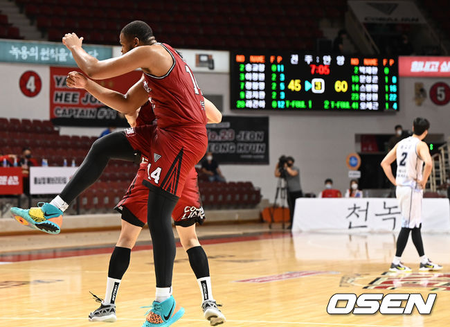 '전성현 24득점 - 스펠맨 23득점' KGC, KCC와 개막전서 85-76 승리