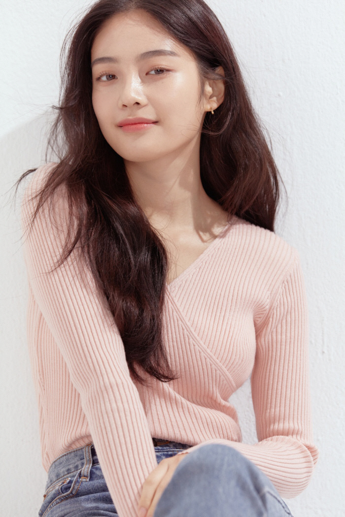 신예 우다비, 새 오피셜 프로필 공개 [화보]