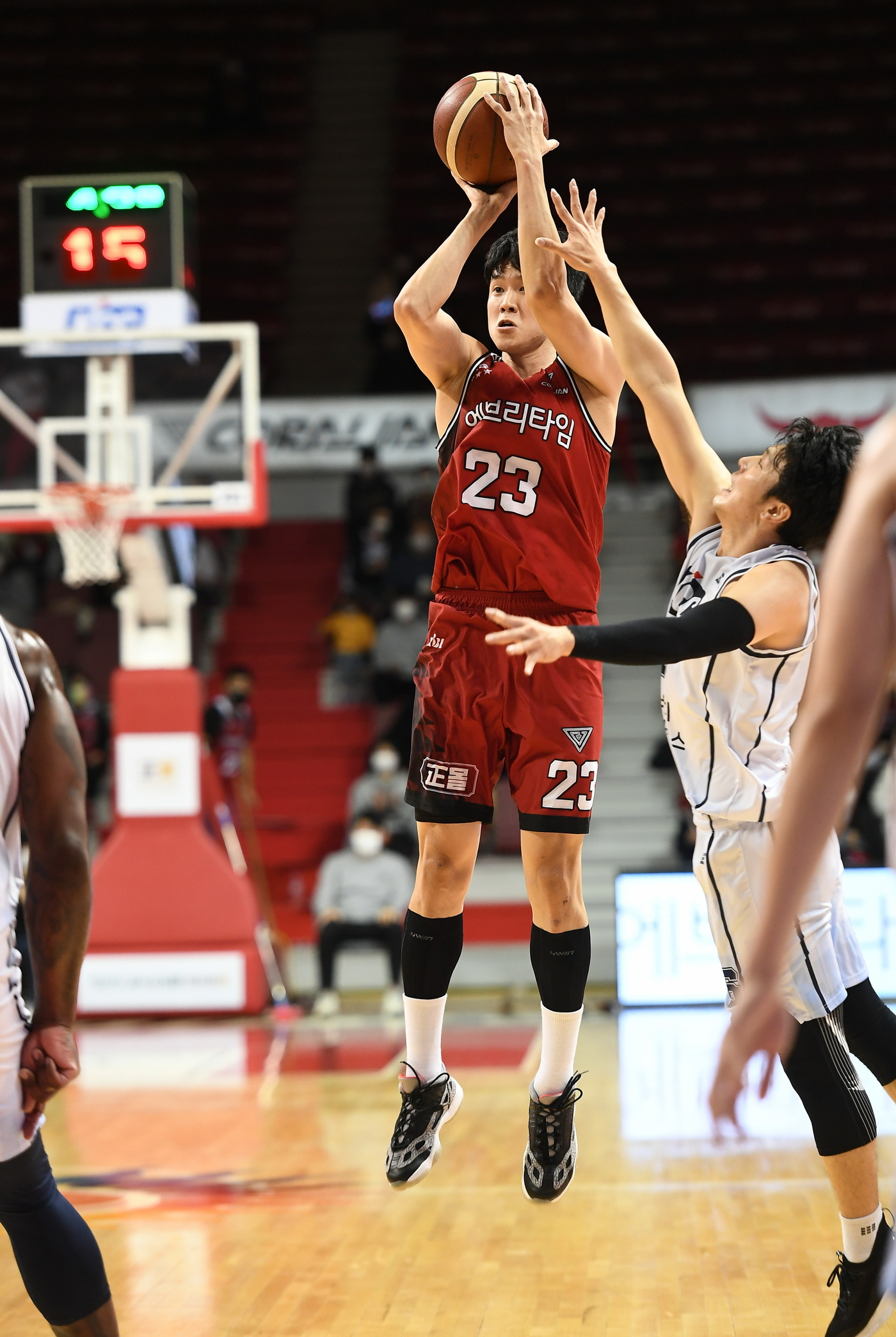 '3점슛 15개 폭발' KGC, KCC 제압하고 5연승..2위 KT 1경기 차 추격