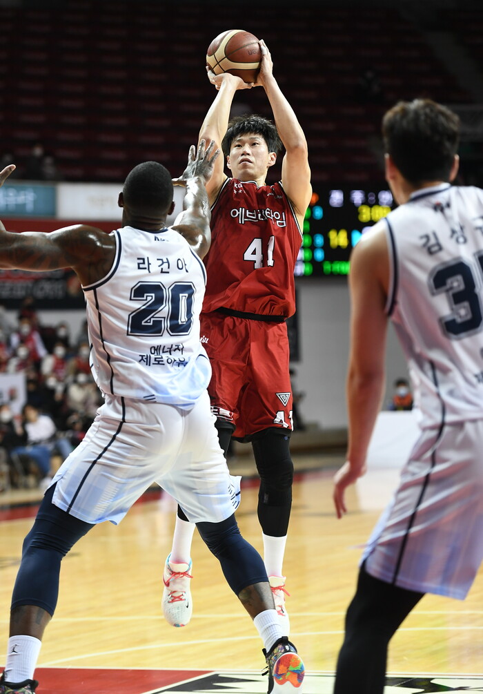 [BK 리뷰] '3Q 40점 폭발' KGC인삼공사, KCC 꺾고 2라운드 5전 전승