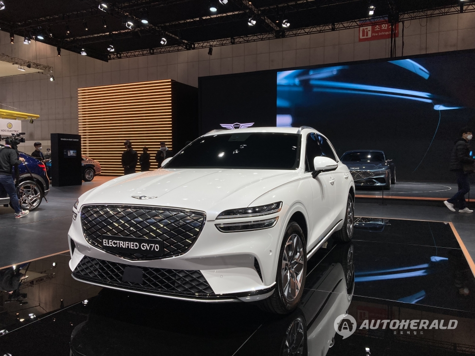 [서울모빌리티쇼] 제네시스, eGV70 순수전기차 국내 첫 공개 '반짝이는 그릴' | 오토헤럴드