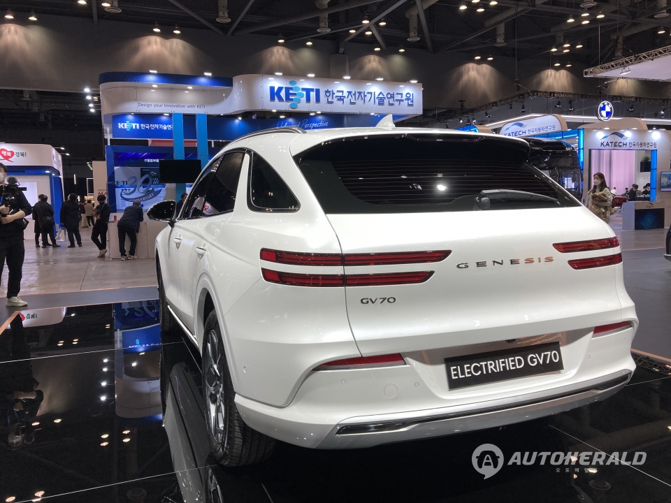 [서울모빌리티쇼] 제네시스, eGV70 순수전기차 국내 첫 공개 '반짝이는 그릴' | 오토헤럴드