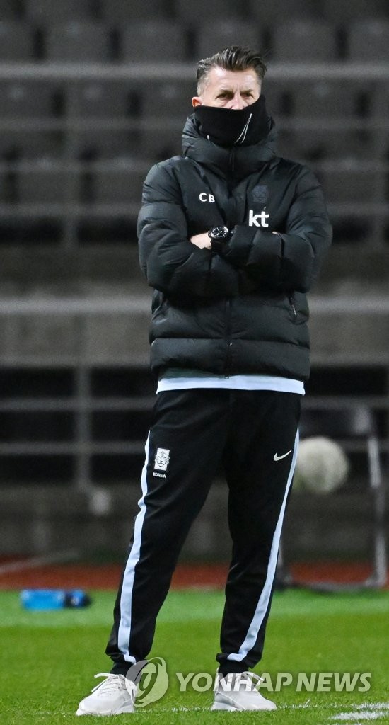 경기 지켜보는 벨 감독