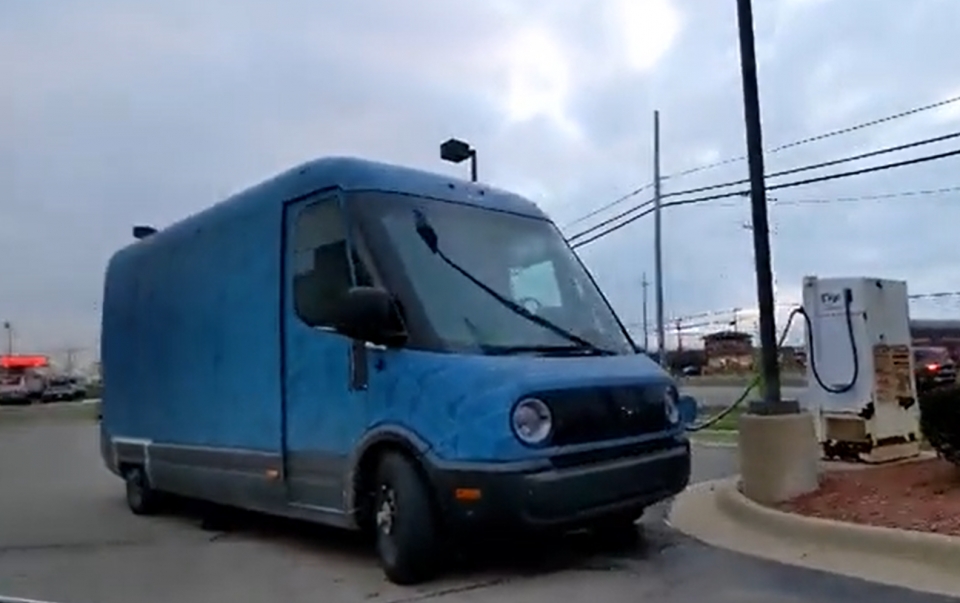 '시선집중' 리비안x아마존 전기밴 'EDV 700' 美 도로서 포착 | 지피코리아