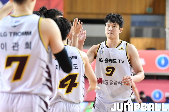 [JB포토] 바스켓 카운트를 얻어내는 LG 정희재